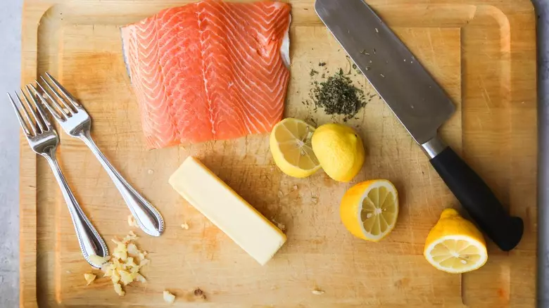 preparació dels ingredients per a la recepta de salmó a la planxa