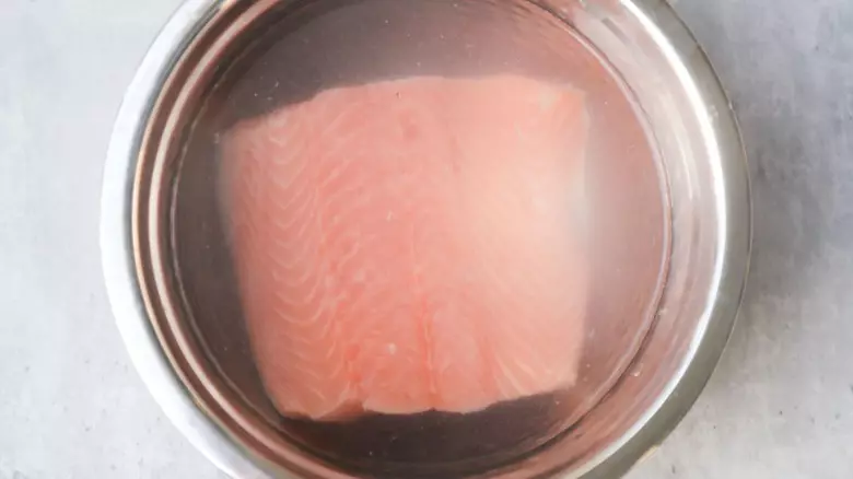 salmon brining ໃນນ້ໍາເກືອສໍາລັບສູດ salmon ປີ້ງ