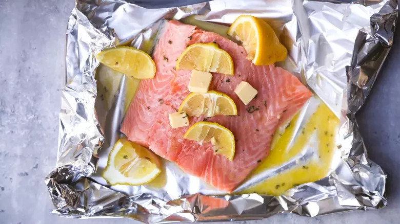 salmó col·locat sobre paper d'alumini per a una recepta de salmó a la planxa