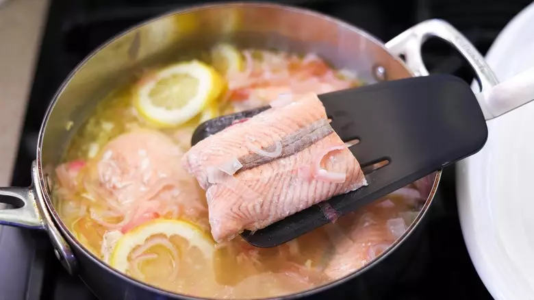 លើកត្រី salmon ឆ្អិនជាមួយ spatula