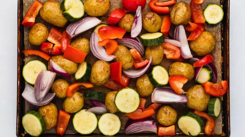 sayur-sayuran dan kentang untuk Resepi Ikan Salmon Bawang Putih Sheet Pan