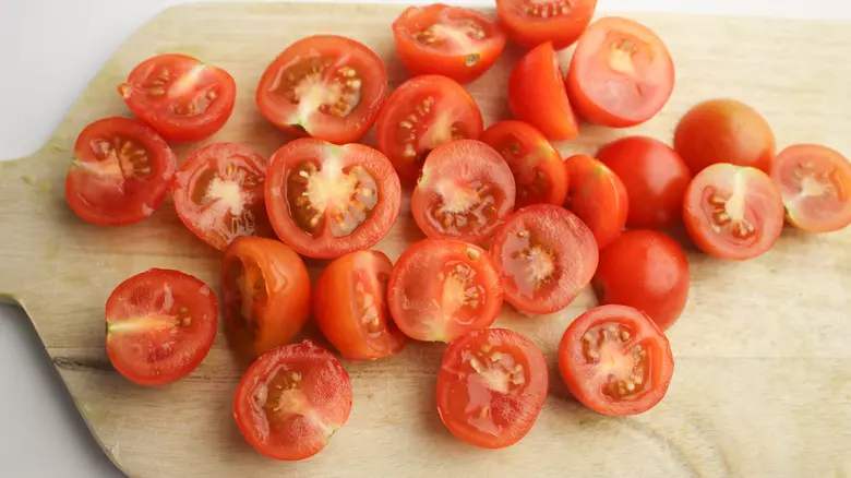 kesme tahtası üzerinde domates