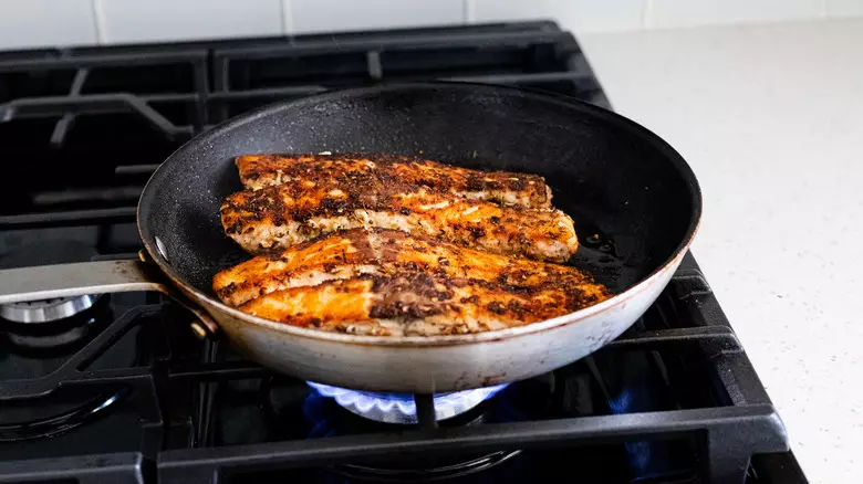 лосос који се кува на шпорету