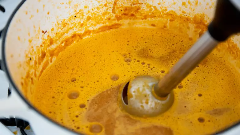 带浸入式搅拌机的龙虾浓汤