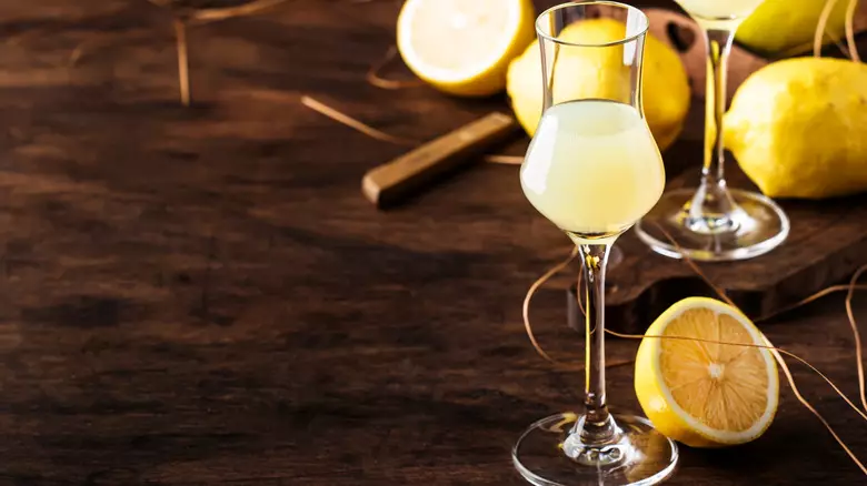cordial glass na may mga limon