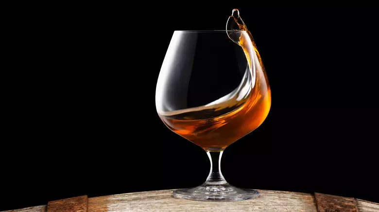 bicchierino di brandy su un barile