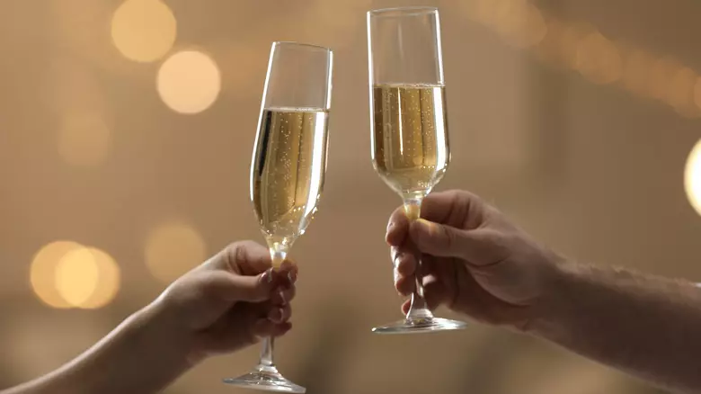 dalawang toasting champagne flute