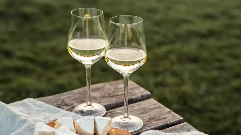 due bicchieri da vino bianco