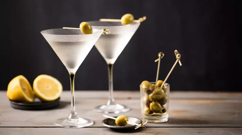 dos martinis amb olives