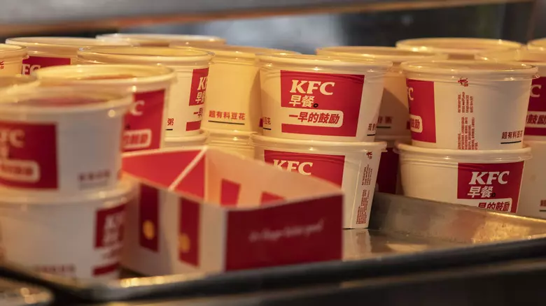 Logolu KFC kahvaltı ürünleri