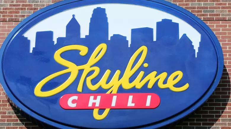 Skyline Chili စားသောက်ဆိုင်တွင် ဆိုင်းဘုတ်တစ်ခု