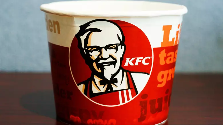 KFC ដាក់ធុងជាមួយ Colonel Sanders