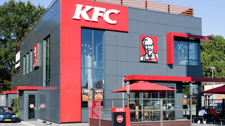 KFC mağaza önü ve arabaya servis