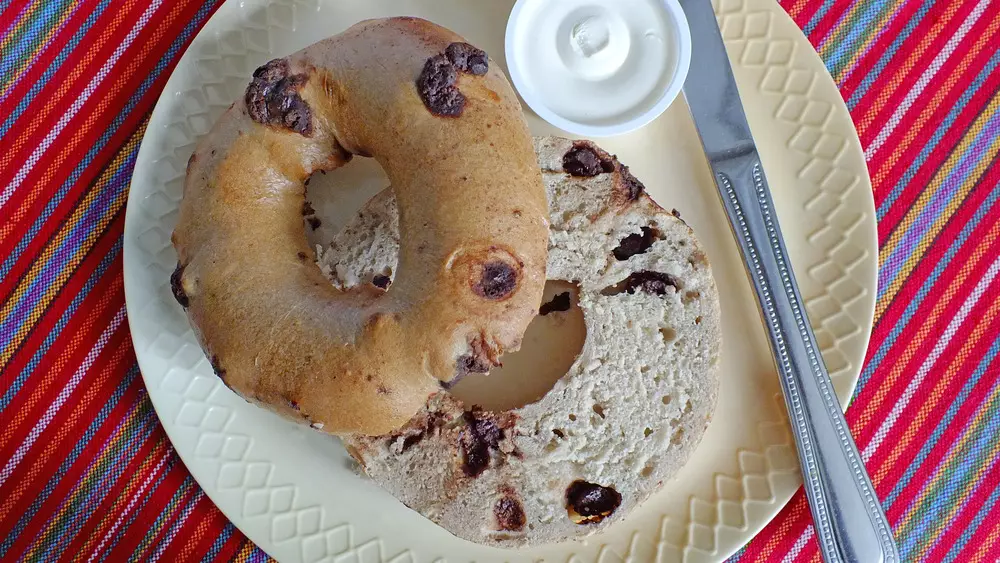 Bagel taċ-ċippa taċ-ċikkulata bil-ġobon tal-krema