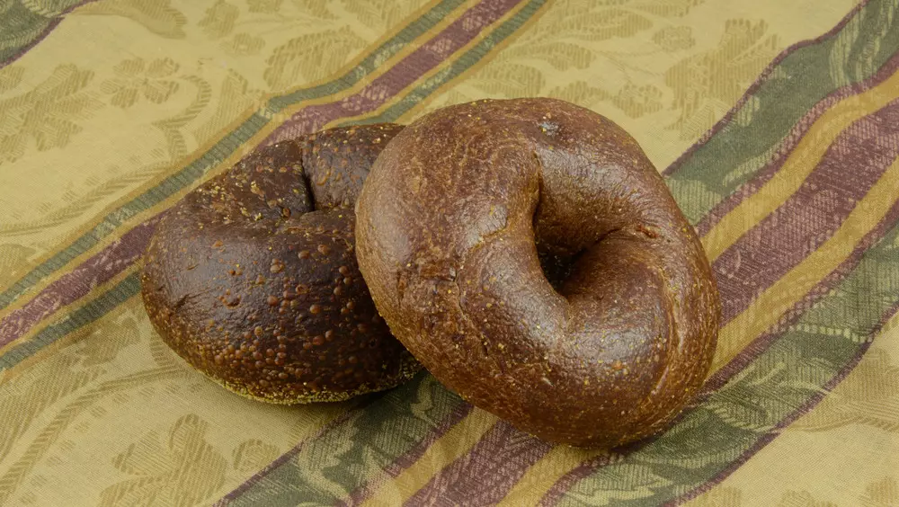 Pumpernickel bagels នៅលើតុ