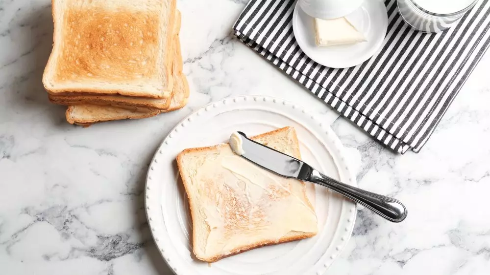 Toast und Butter auf dem Tisch