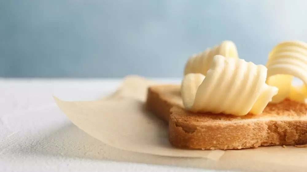 Toast mit geriebener Butter darüber