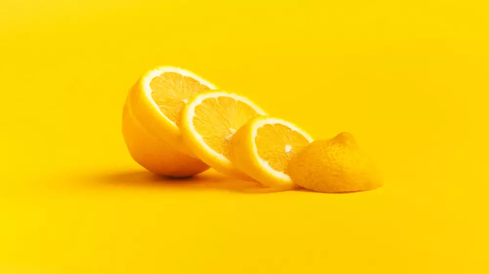 Sary fonda dilimlenen we ýarym limon