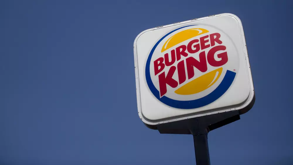 Burger King zpívat s pozadím modré oblohy