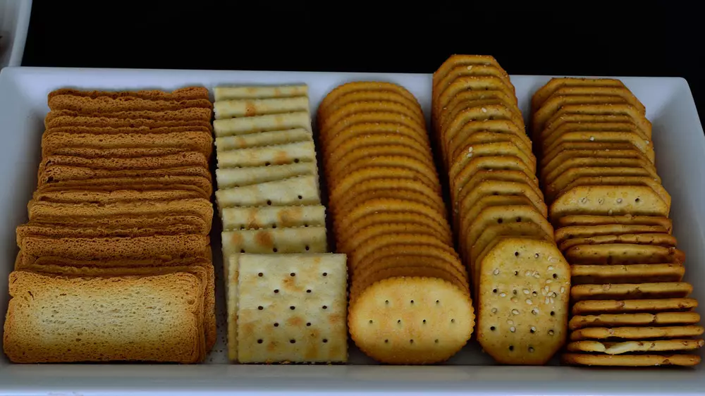 Mandje crackers voor charcuteriebord