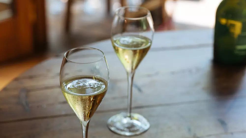 Fluiten gevuld met sprankelende Prosecco, in een restaurant in Conegliano, Italië