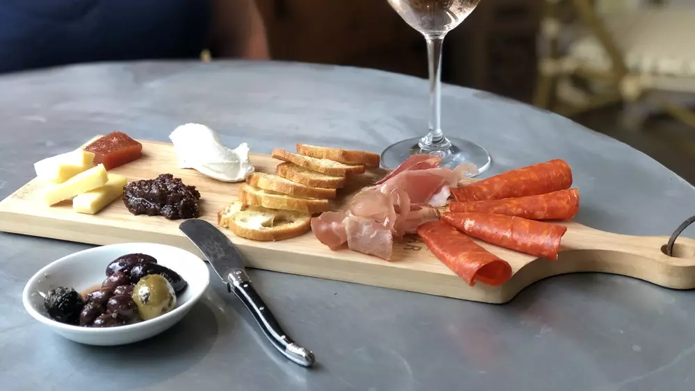 Charcuteriebrett med et glass rosé på Cochon Tasting Bar i Sonoma, California