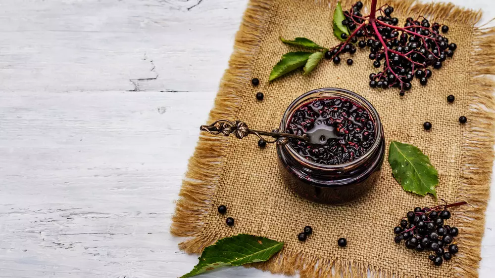 Шаркутерия тактайы үчүн Elderberry вареньеси