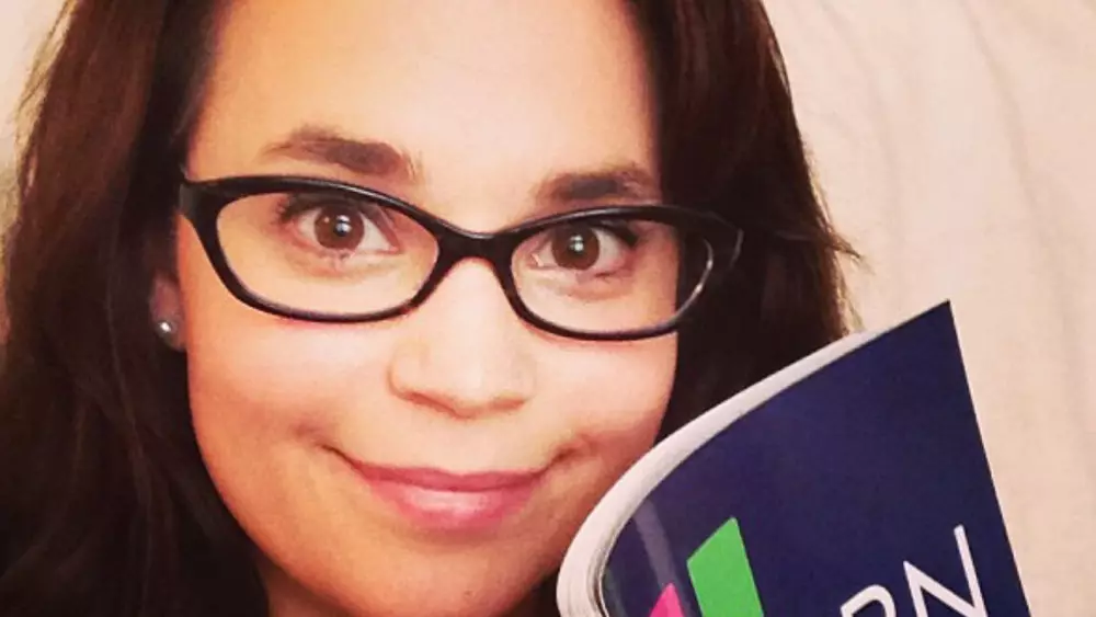 Rosanna Pansino membaca buku