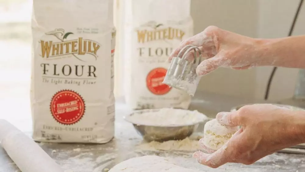 Donna che fa i biscotti con il giglio bianco