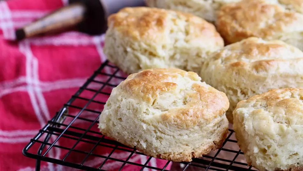 Biscuits au babeurre sur une grille de refroidissement