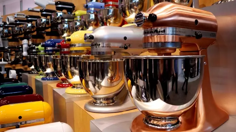 KitchenAid stand mixers di hiji toko