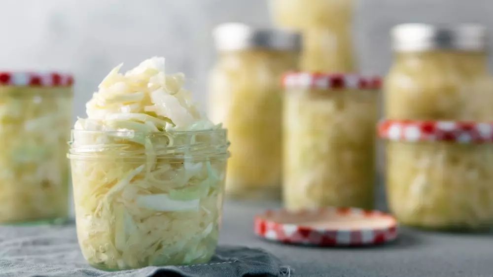 काचेच्या भांड्यात sauerkraut