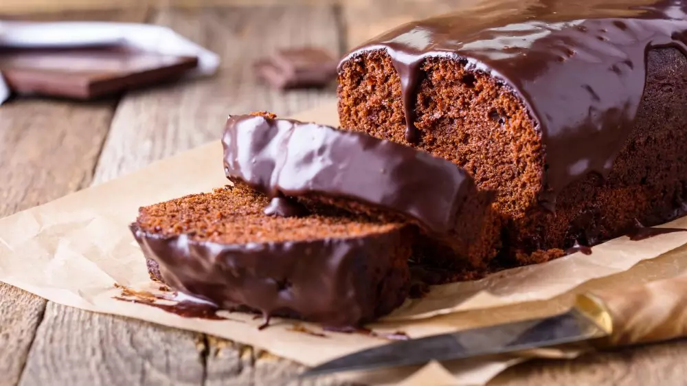 pastel de chocolate con glaseado de chocolate