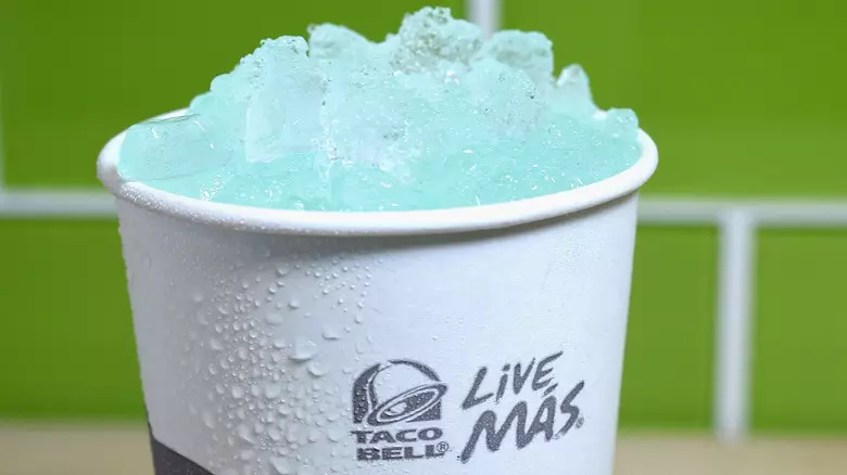 Egy csésze Mountain Dew Baja Blast