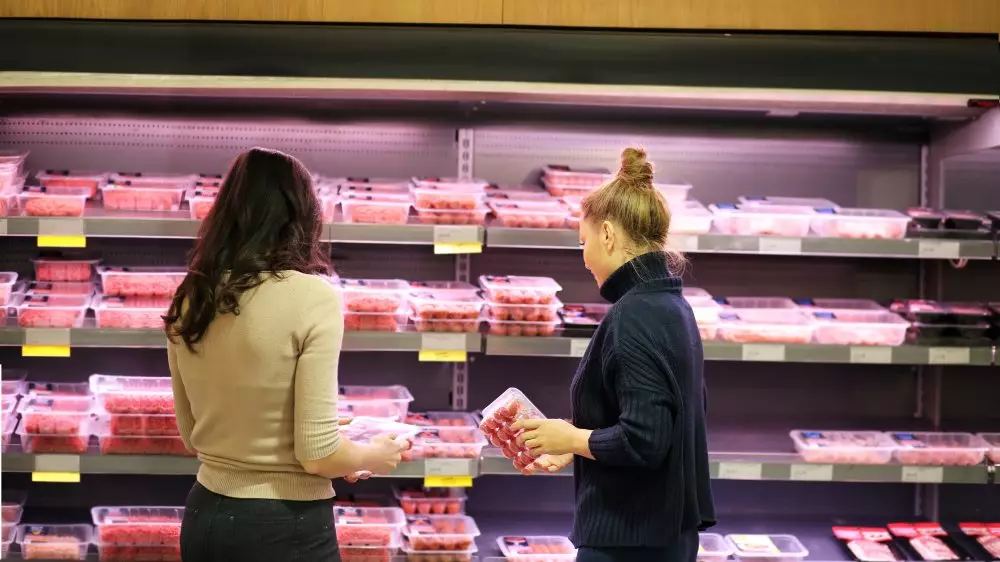 Mujeres comprando carne de res