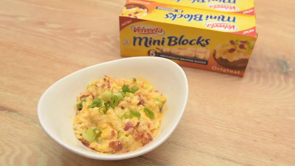 Velveeta mini blòk ak yon plat pasta