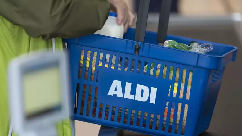 Aldi کی ایک کارٹ کے ساتھ ایک خریدار