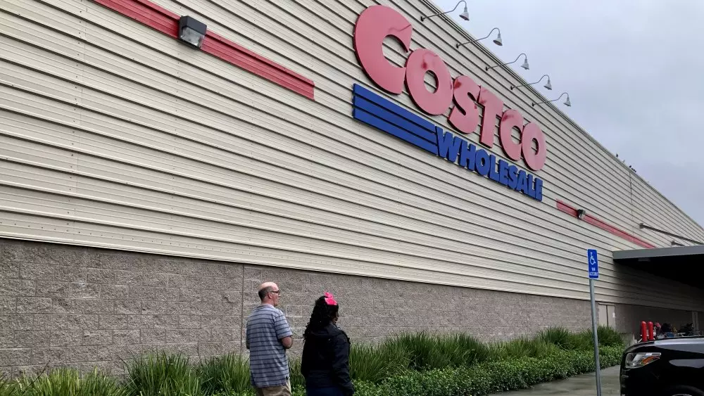 Mutane biyu suna tafiya cikin Costco