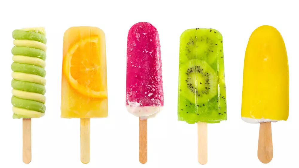 Hiji set béda buah és krim popsicles