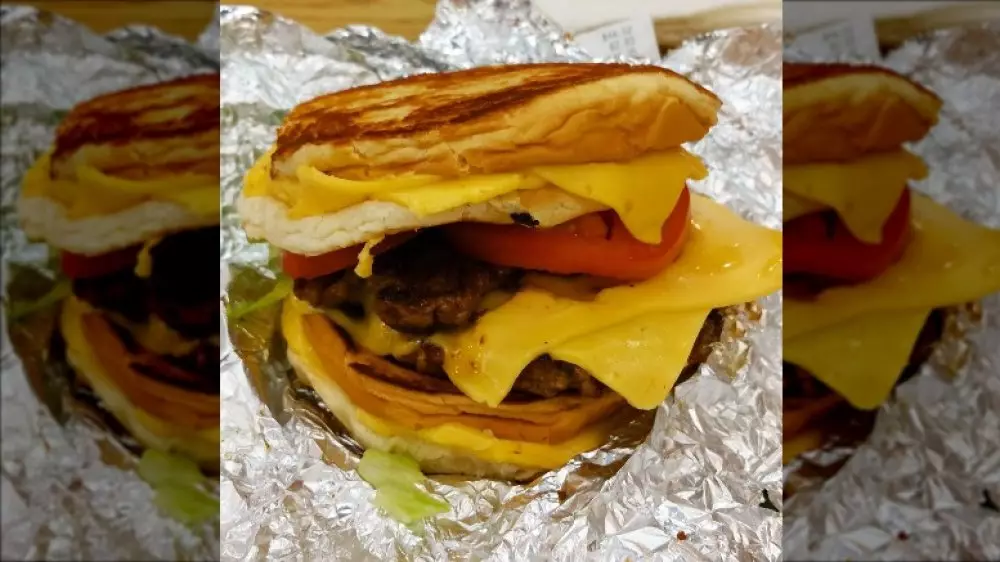 Double grilled cheeseburger út Five Guys