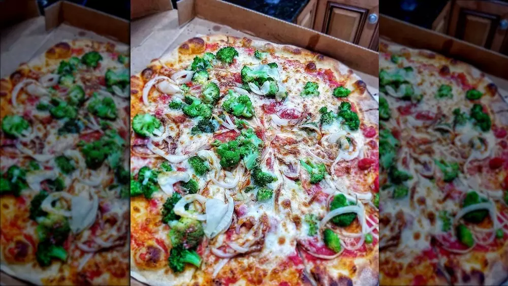 Usa ka lamian nga Bertucci's pizza nga adunay mga toppings