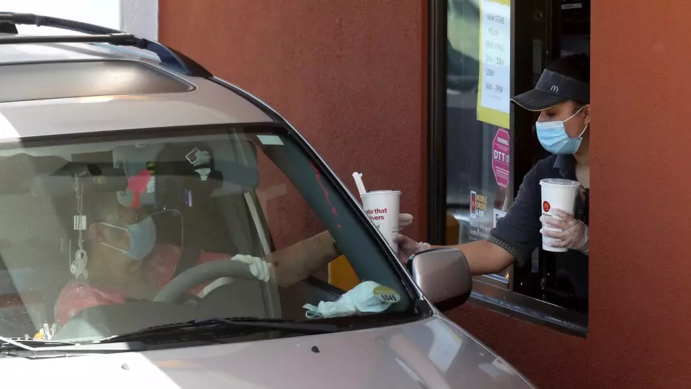 McDonald's Drive-Thru mit Gesichtsmasken