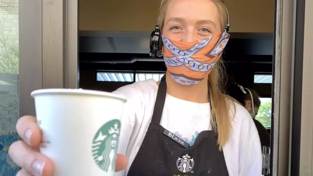 бариста Starbucks з маскою для обличчя