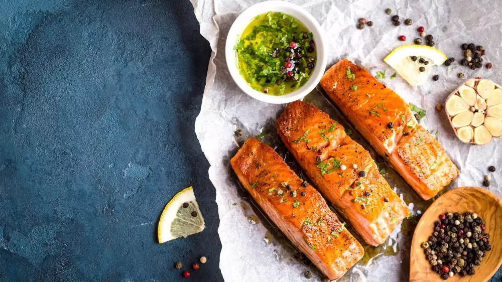 Salmon nga adunay ahos, lemon ug peppercorn, salsa verde