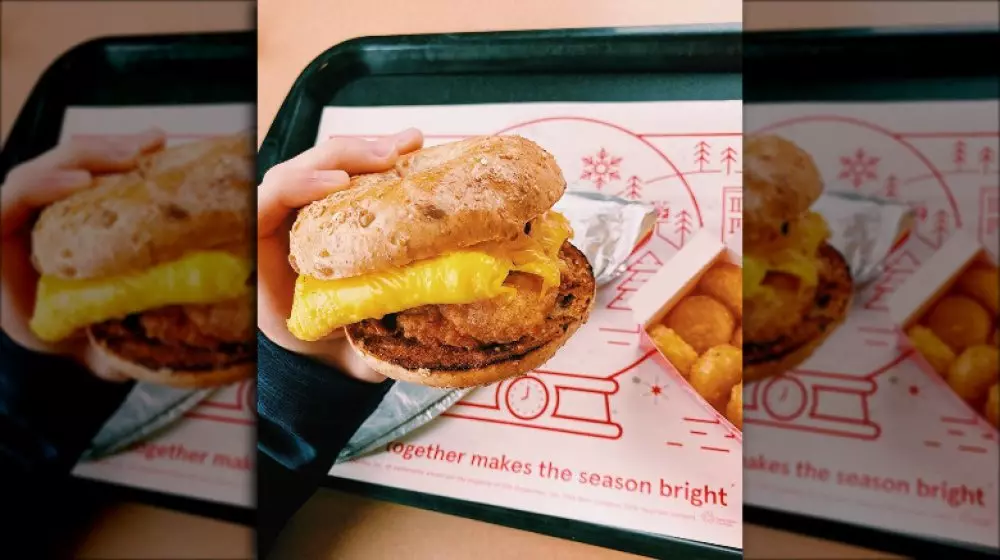 Chick-fil-A مرغ، تخم مرغ و نان شیرینی پنیر