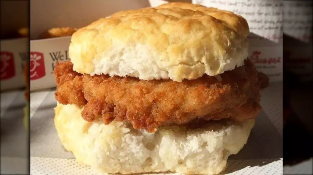 Chick-fil-Ib qaib Biscuit