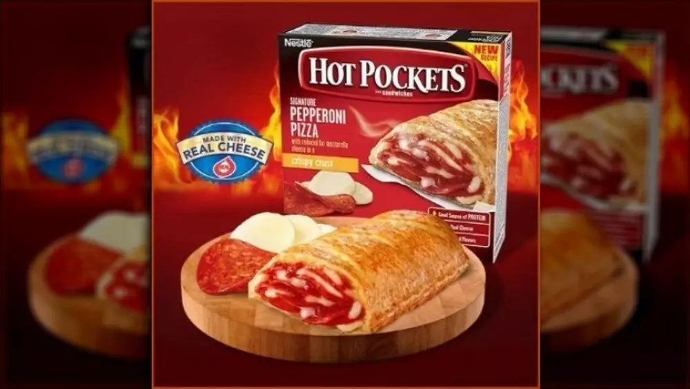 Pepperoni Hot Pockets na drvenom poslužavniku