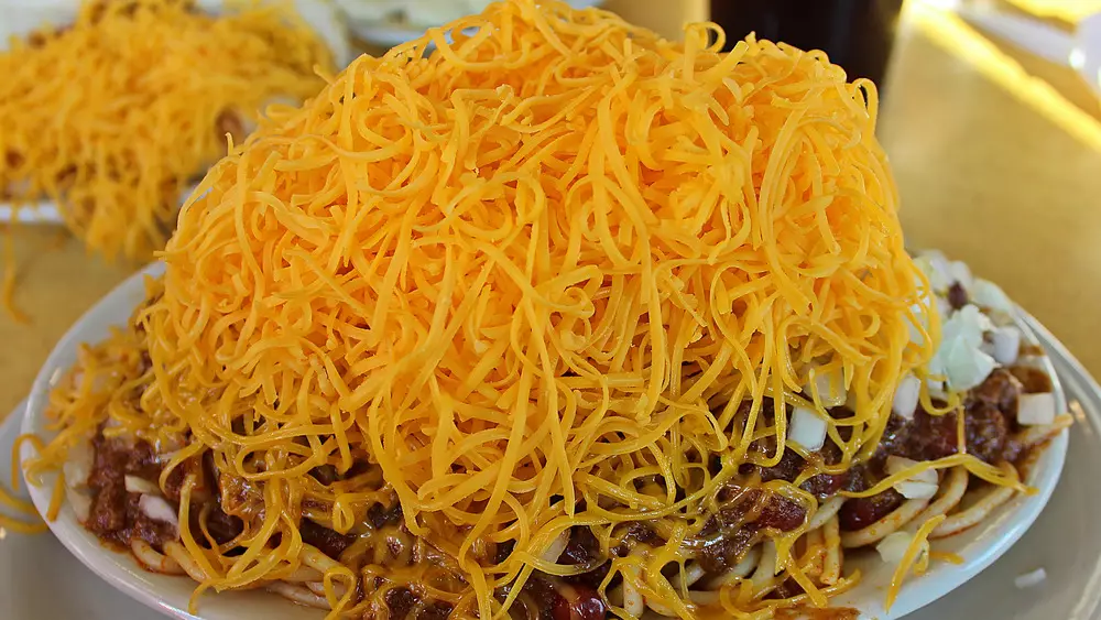 Cincinnati chili na may keso at sibuyas