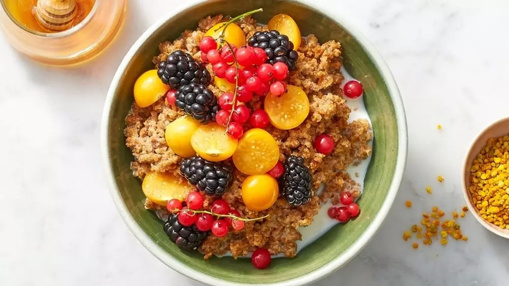 Grape-Nueces en un tazón con fruta