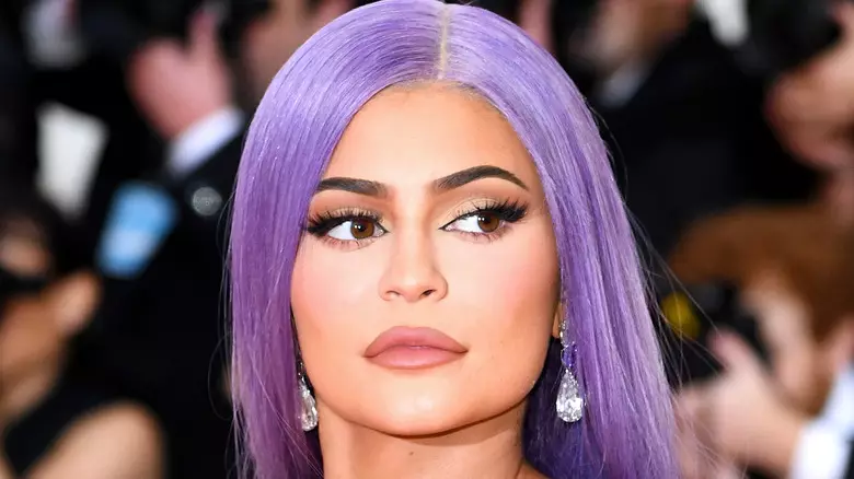 Kylie Jenner en purpura peruko